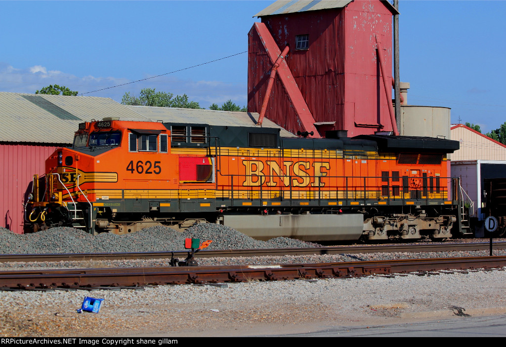 BNSF 4625 Sits in the lumber track.